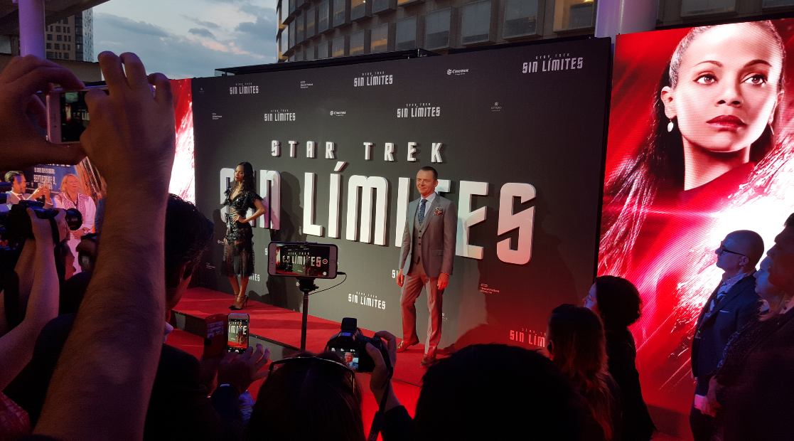 star-trek-premiere-zoe-y-simon-4 | Play Reactor